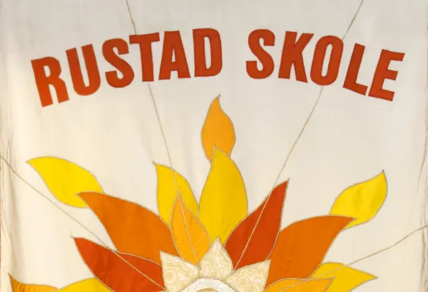 Fanen til Rustad skole - KulturPunkt