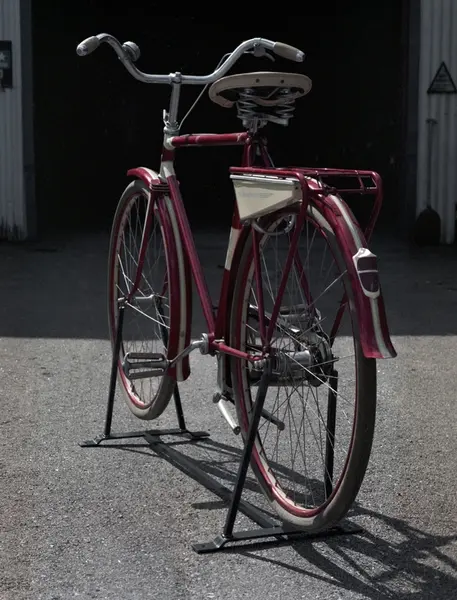 Kringla - Cykel, tvåhjulig med Navoväxel. Snett bakifrån.